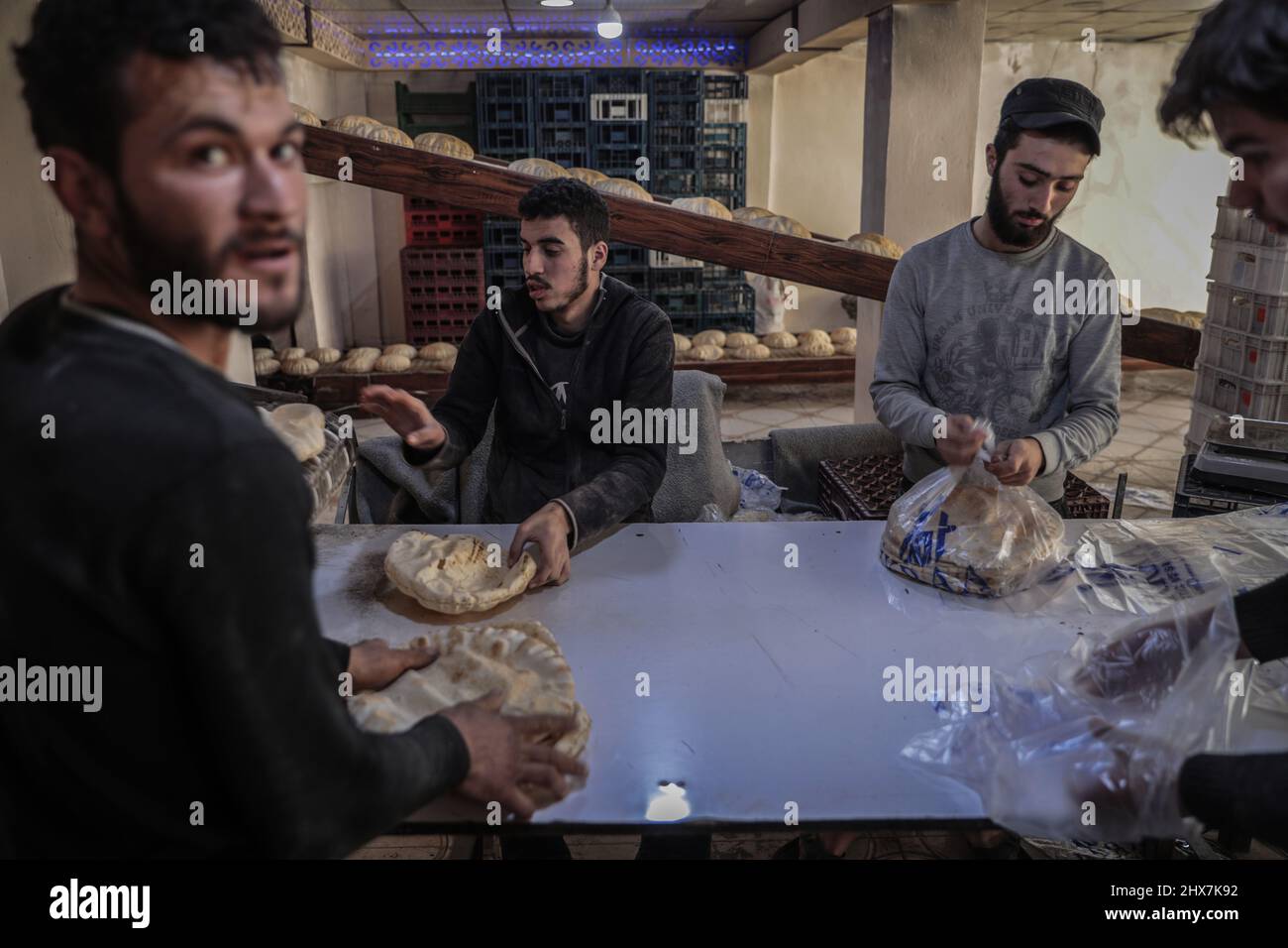 Idlib, Syrien. 10. März 2022. Arbeiter packen Brot in einer Bäckerei ...