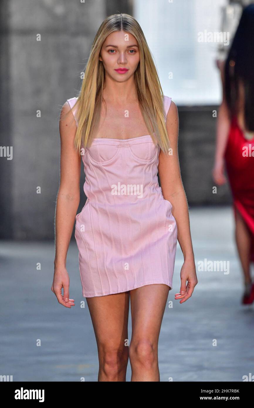 Ein Model geht während der Lecourt Mansion Ready to Wear Herbst/Winter ...