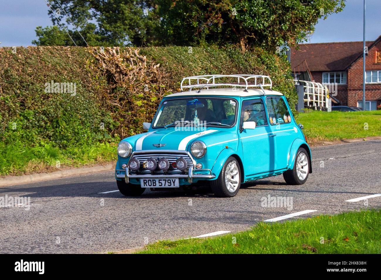 1999 90s Neunzigers Blue White Rover Mini Cooper 1275cc 2DR auf dem Weg ...