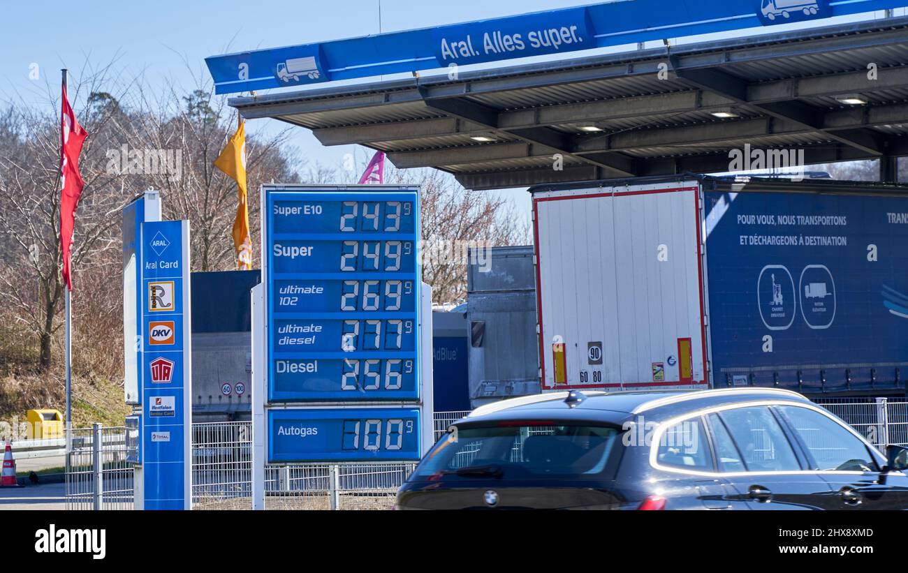 Aral petrol gas station -Fotos und -Bildmaterial in hoher Auflösung – Alamy