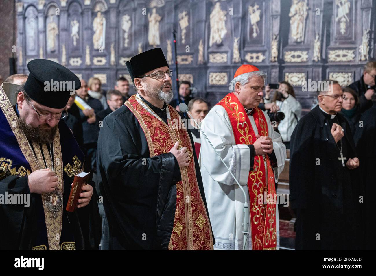Lviv, Ukraine. 10. März 2022. Kardinal Konrad Krajewsk (R2), Sviatoslav ...