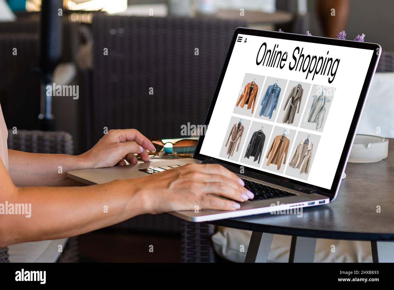 Online-Shopping-Website auf Laptop. Einfache E-Commerce-Website ...