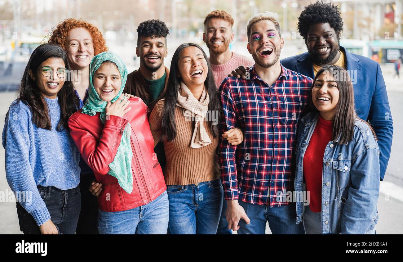 Junge, vielfältige Menschen, die Spaß im Freien haben gemeinsam lachen ...
