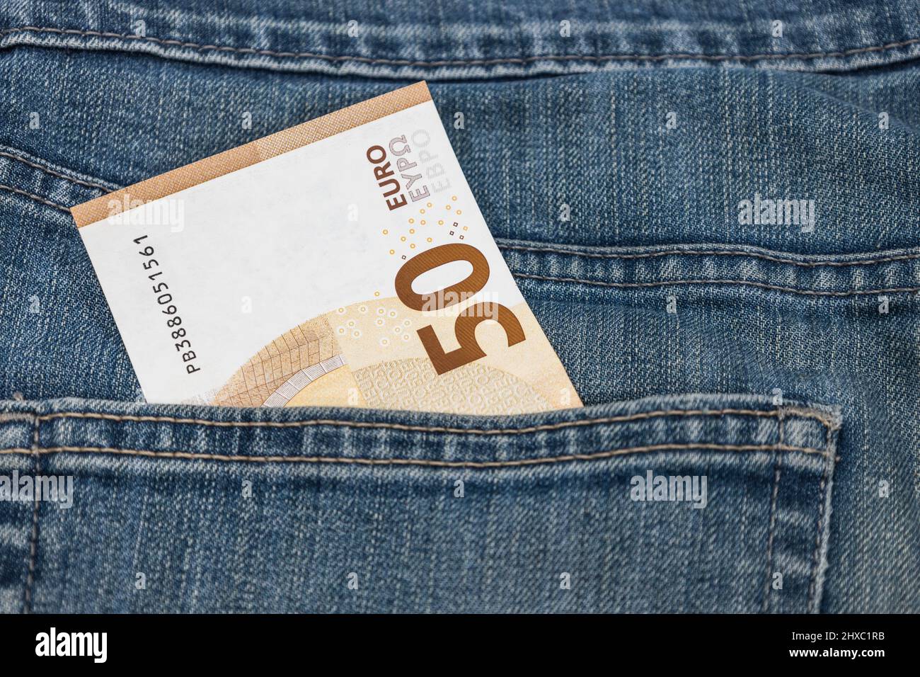 Geld in der Tasche. 50-Euro-Note in der Tasche der blauen Jeans ...