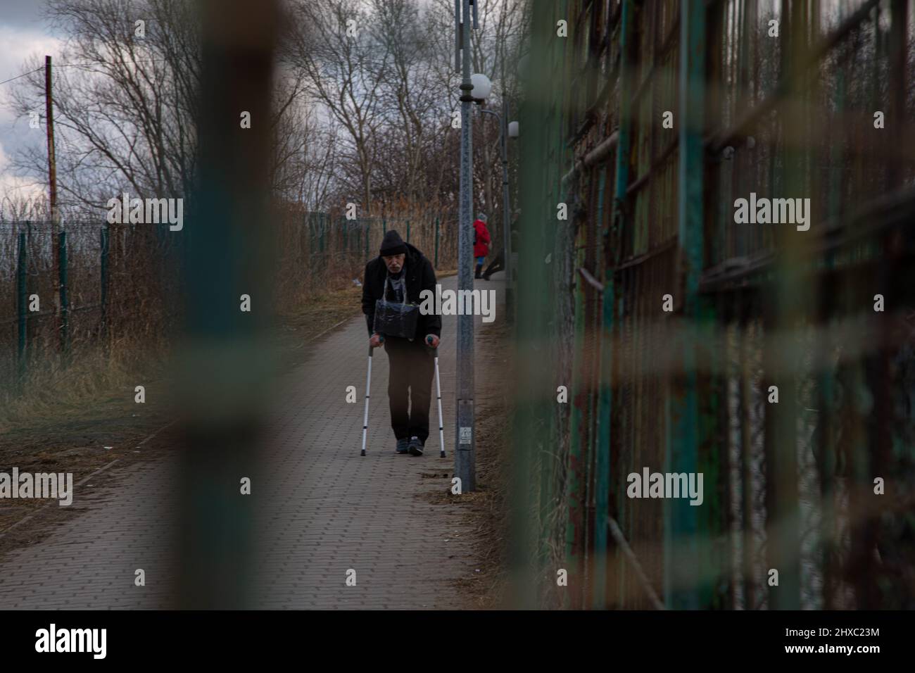 Ein Ukrainer überquert die Medyka-Grenze nach Polen.Hunderttausende ...