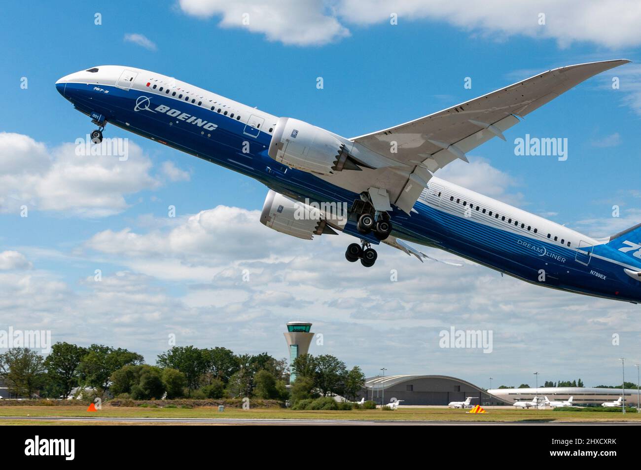 Der Prototyp des Boeing 787 Dreamliner wird auf der Farnborough ...