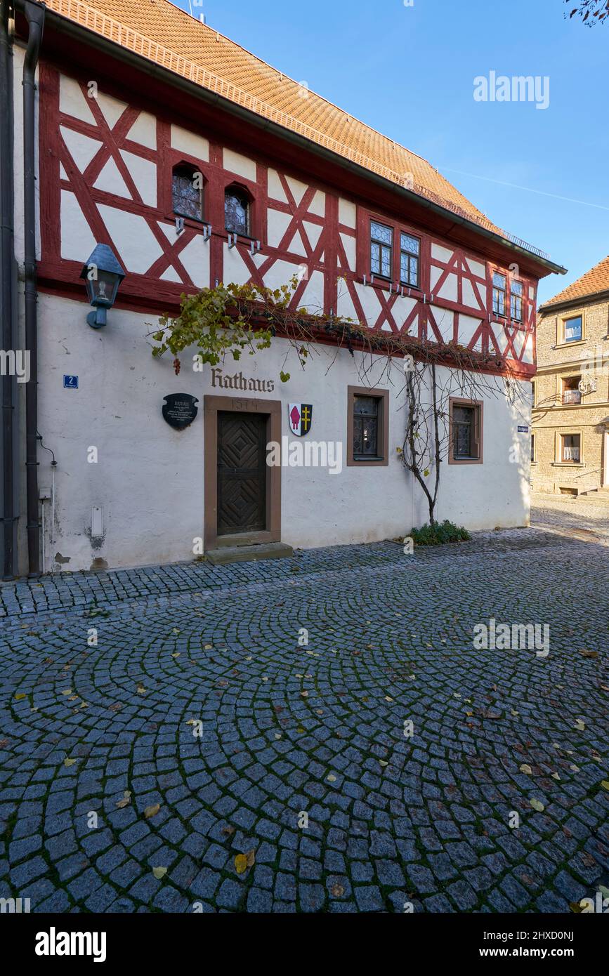 Historisches Rathaus im Weinbaudorf Neuses am Berg an der Volkacher ...