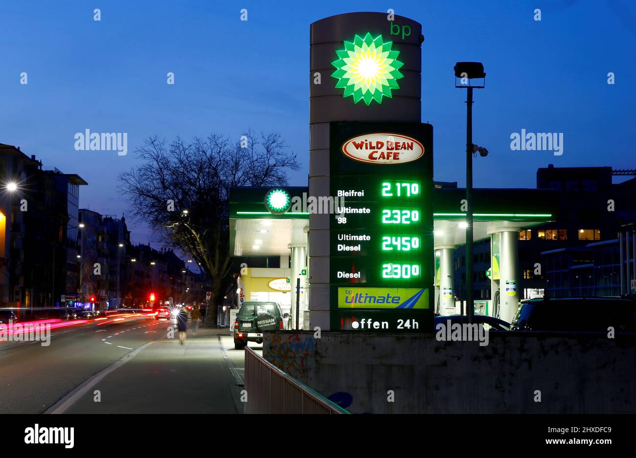 Ein Display zeigt die Kraftstoffpreise in Schweizer Franken pro Liter ...