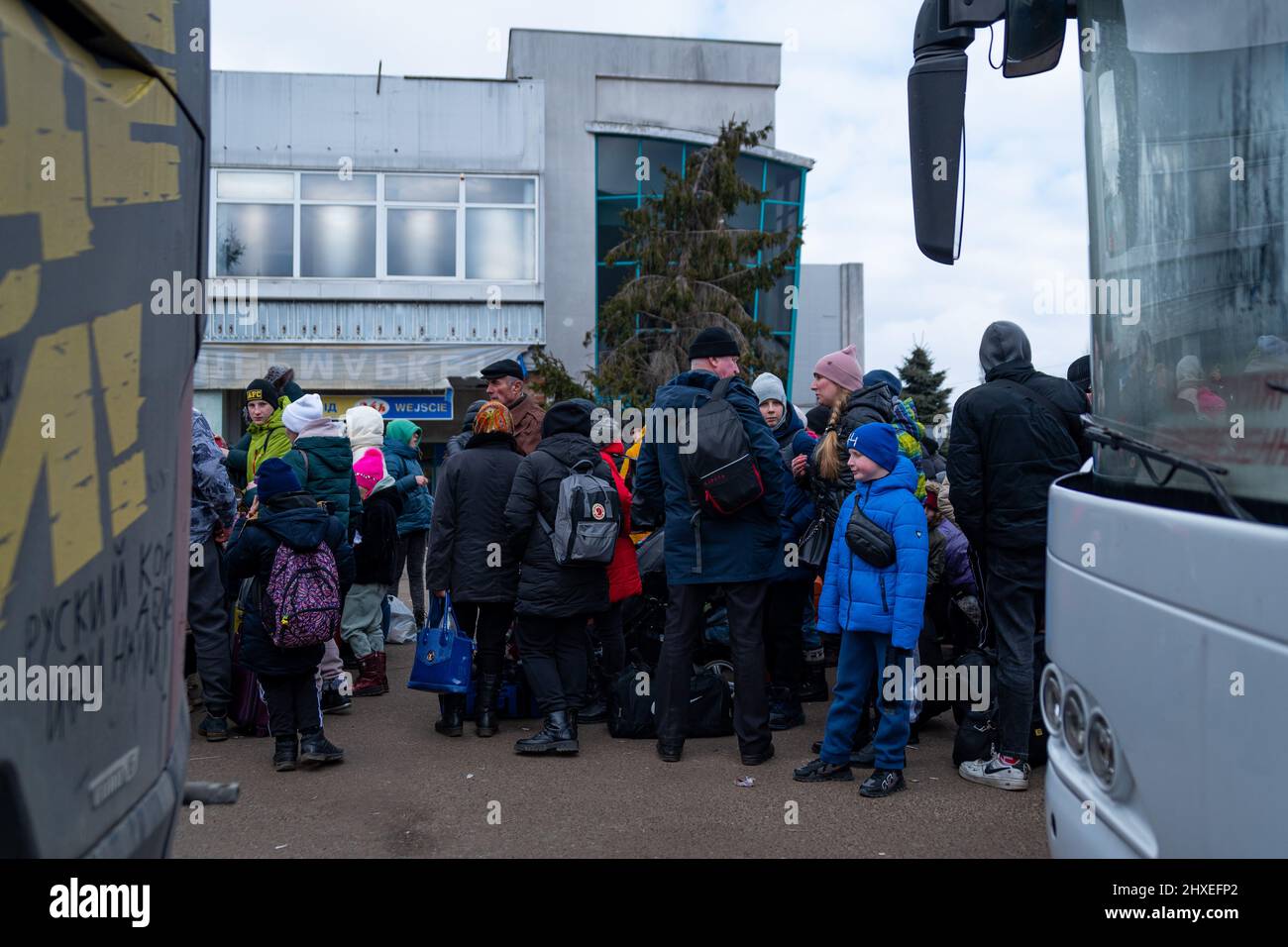 Flüchtlinge aus der Ukraine warten Schlange, als sie am 8. März 2022 ...
