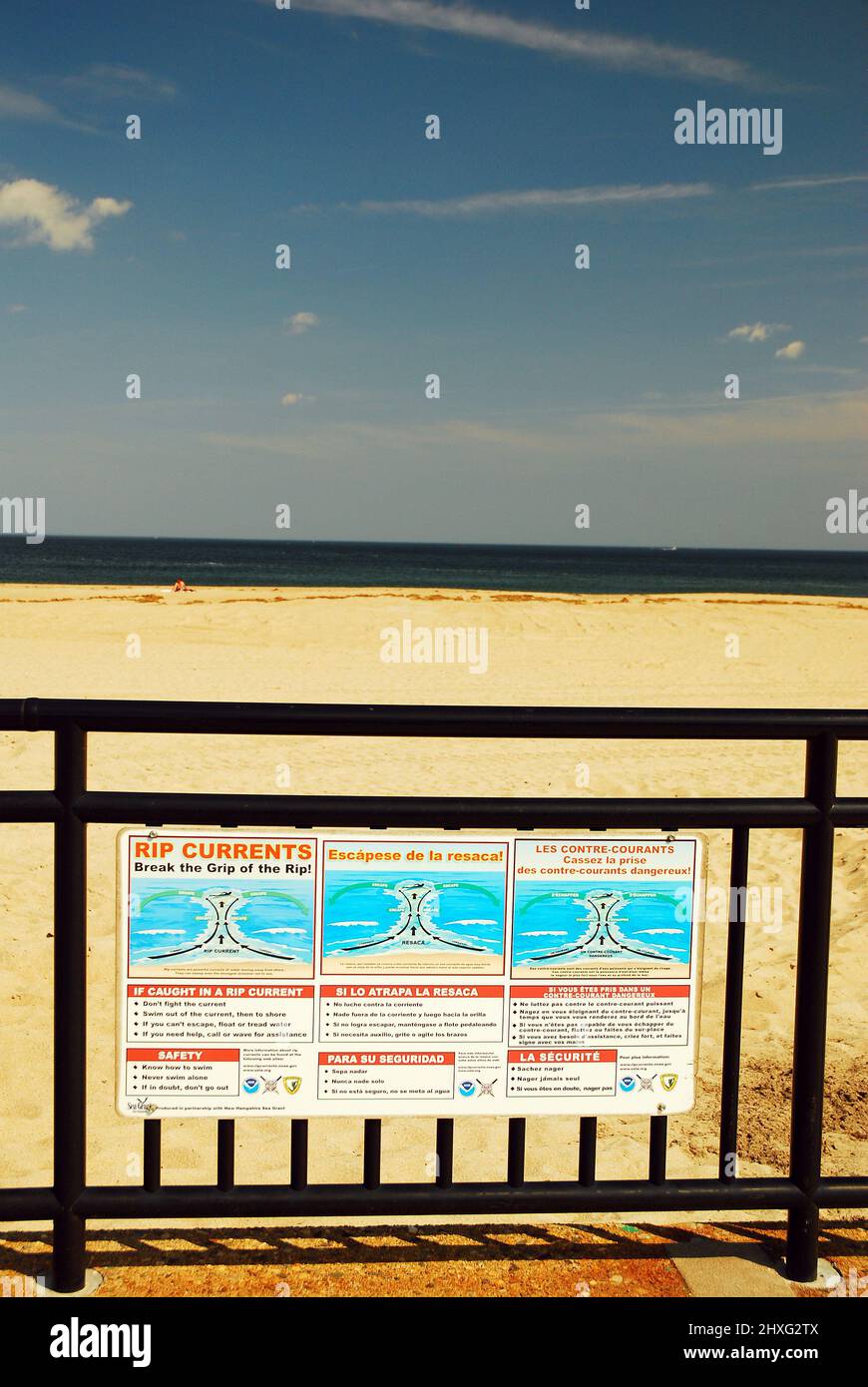 Rip currents warning sign ocean -Fotos und -Bildmaterial in hoher ...