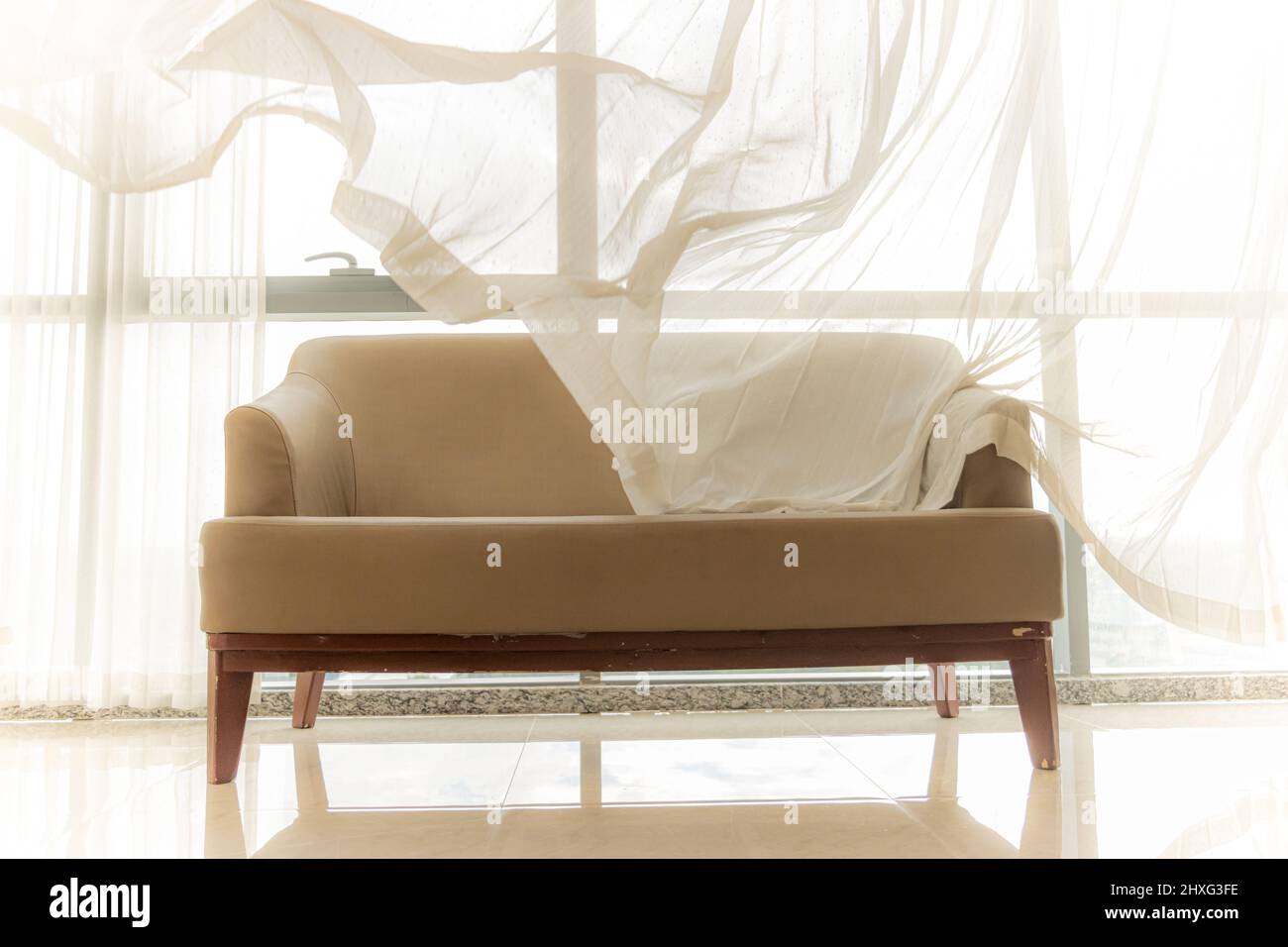 Gardine flattern im wind -Fotos und -Bildmaterial in hoher Auflösung ...