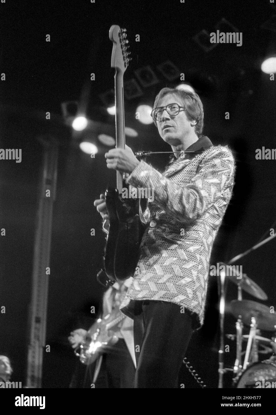 Der englische Musiker Hank Marvin tritt 1977 mit The Shadows in der ...