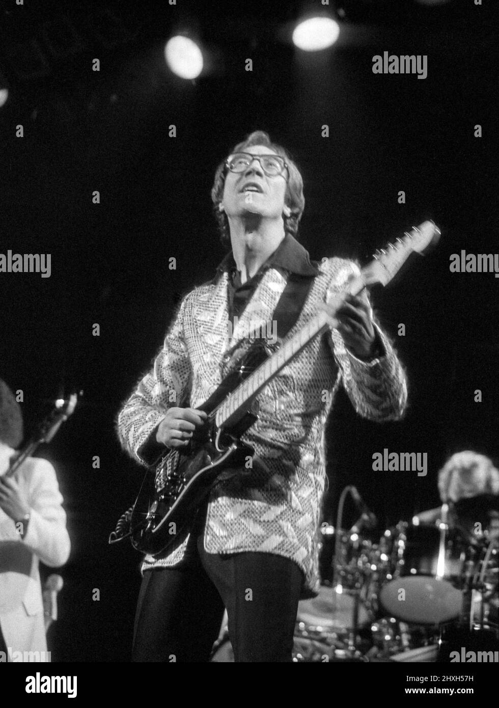 Der englische Musiker Hank Marvin tritt 1977 mit The Shadows in der ...