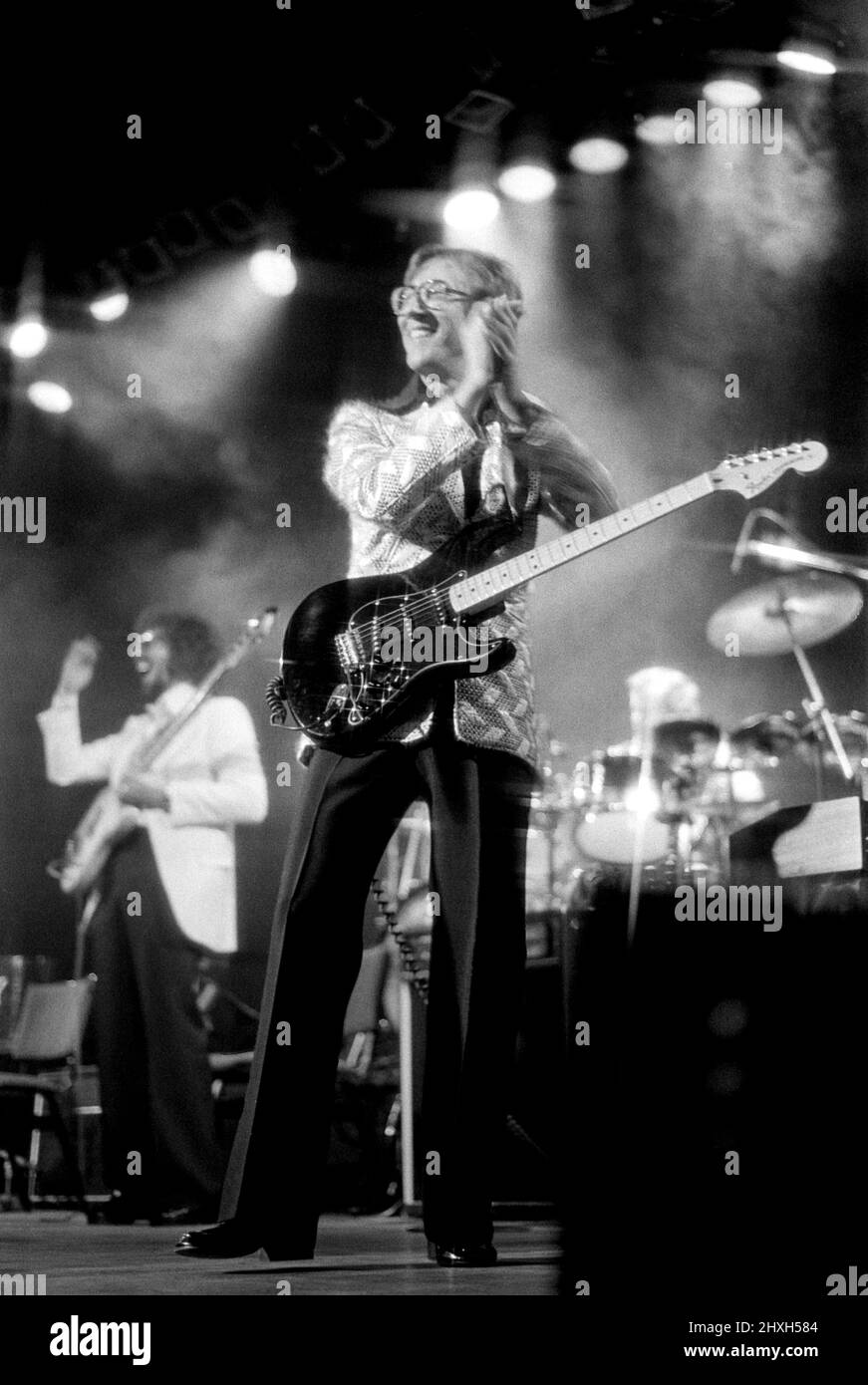 Der englische Musiker Hank Marvin tritt 1977 mit The Shadows in der ...