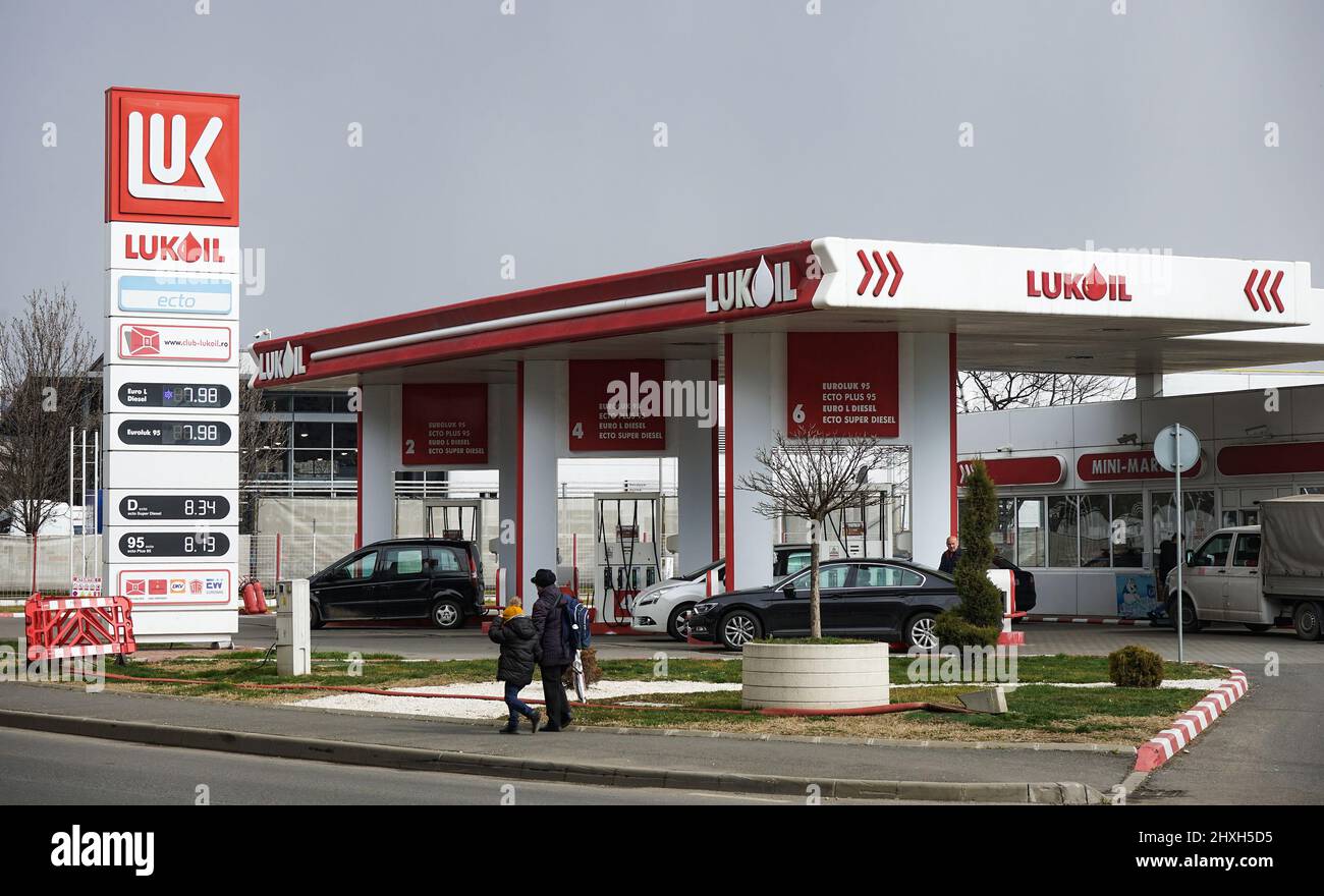 Bukarest, Rumänien - 10. März 2022: Eine Lukoil-Tankstelle in Bukarest ...