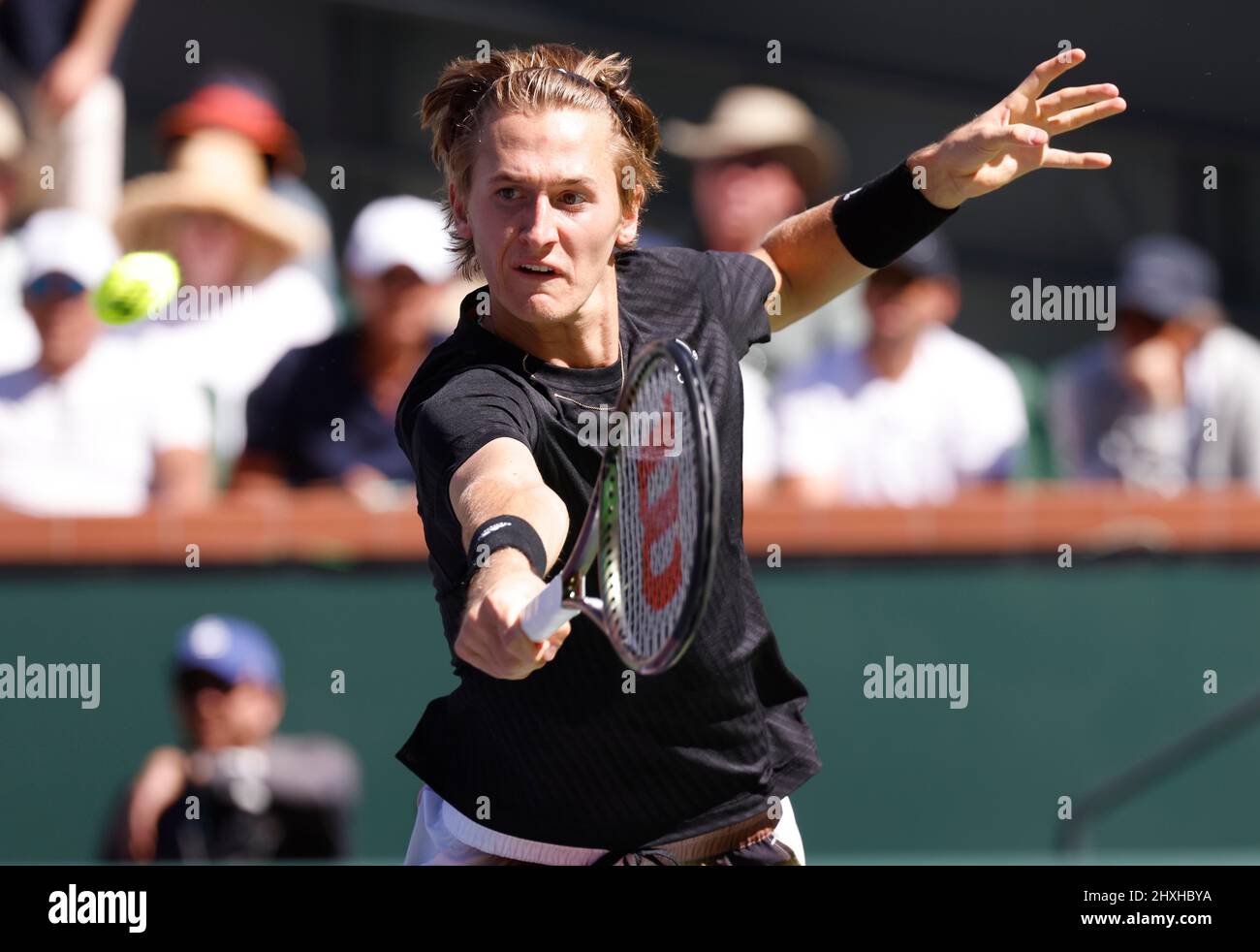 12. März 2022 Sebastian Korda gibt während der BNP Paribas Open 2022 im ...