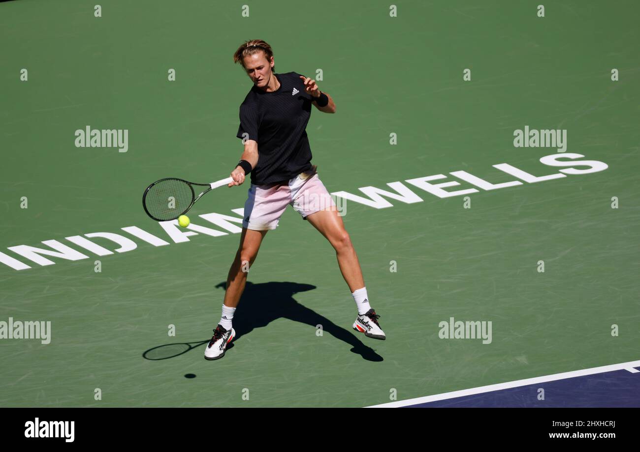 12. März 2022 Sebastian Korda gibt während der BNP Paribas Open 2022 im ...