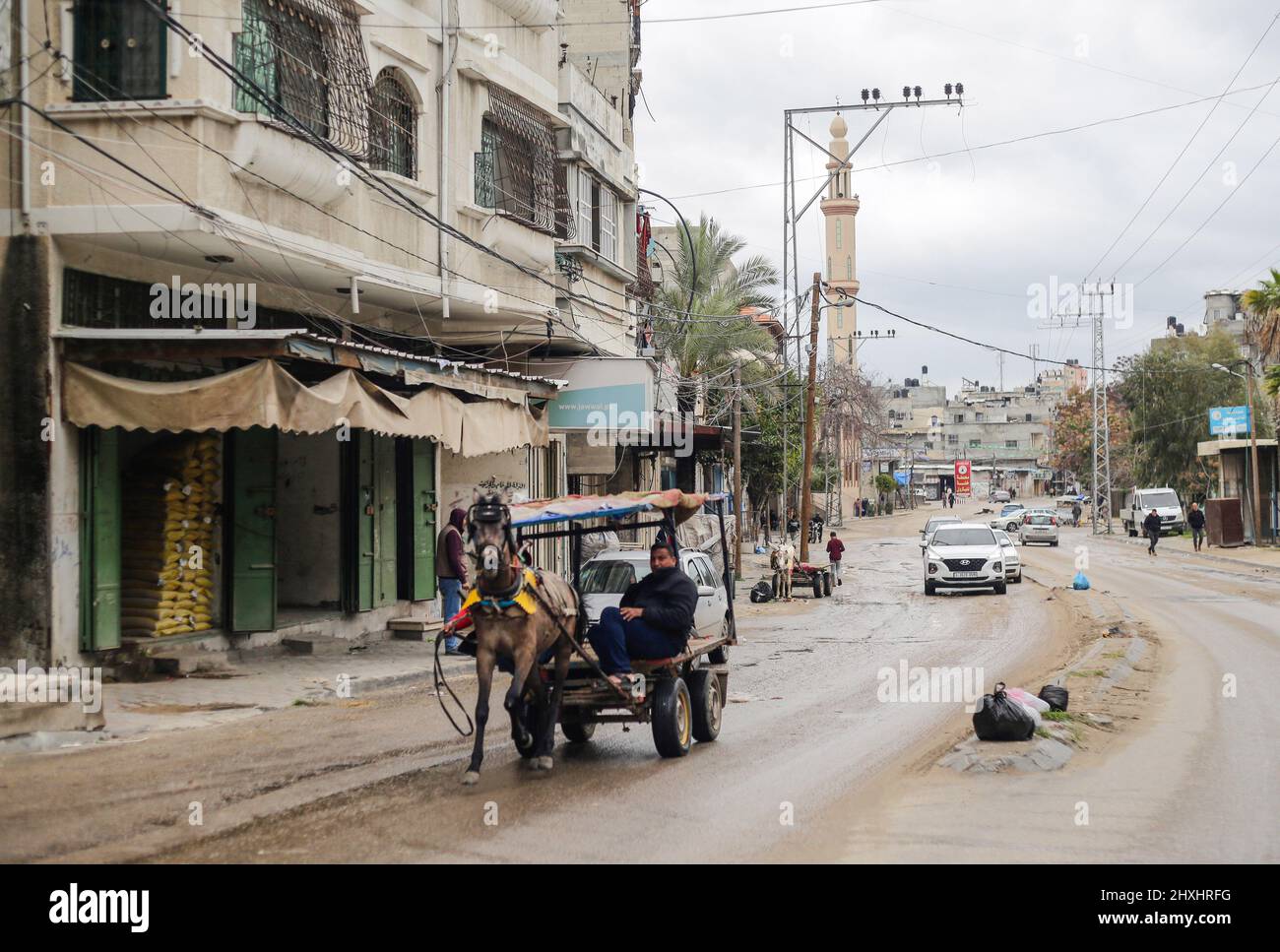 Gaza-Stadt, Palästina. 12. März 2022. Ein Palästinenser auf einem Wagen ...