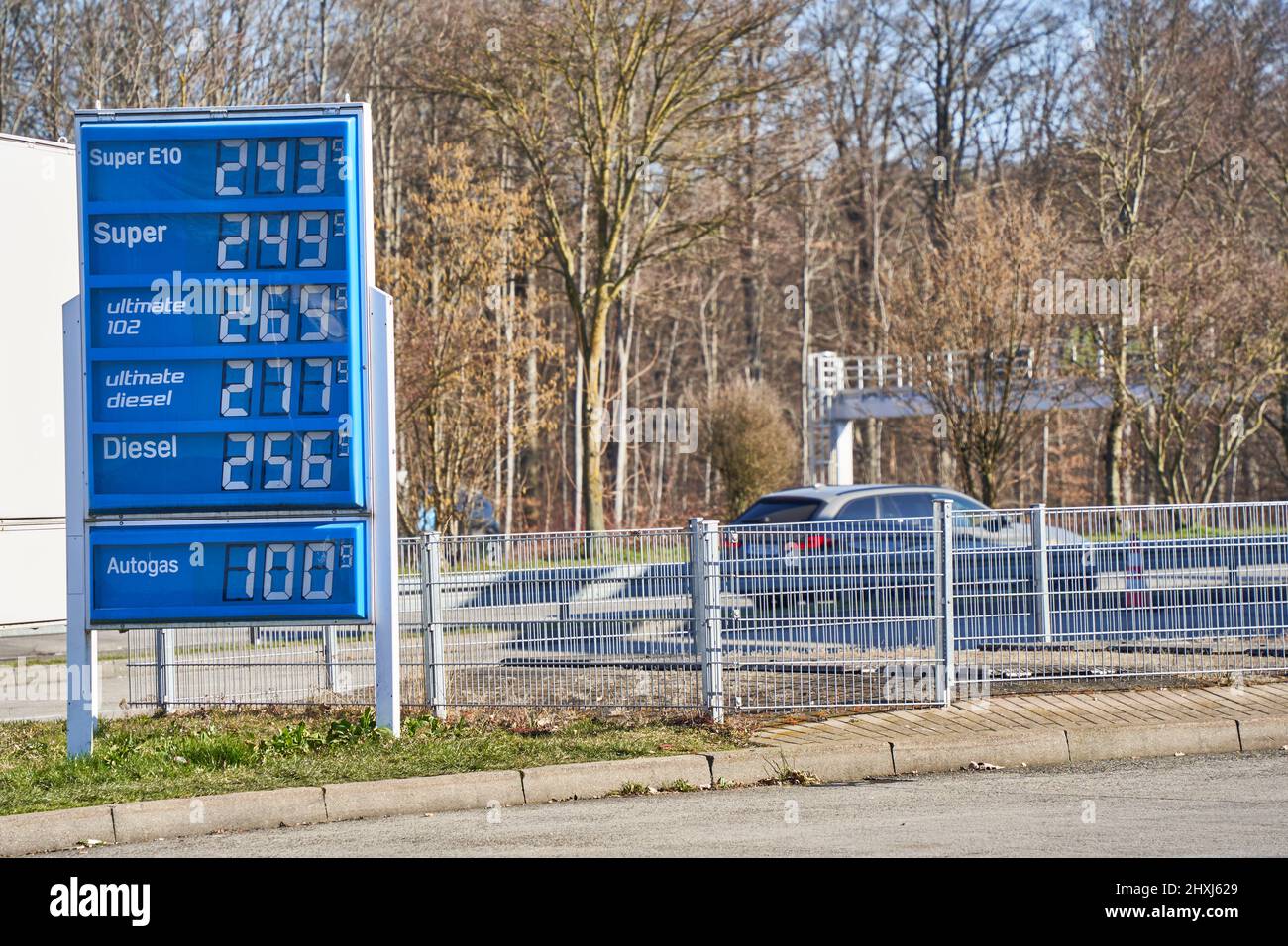 Aral logo und preistafel an einer aral tankstelle Stockfotos und ...