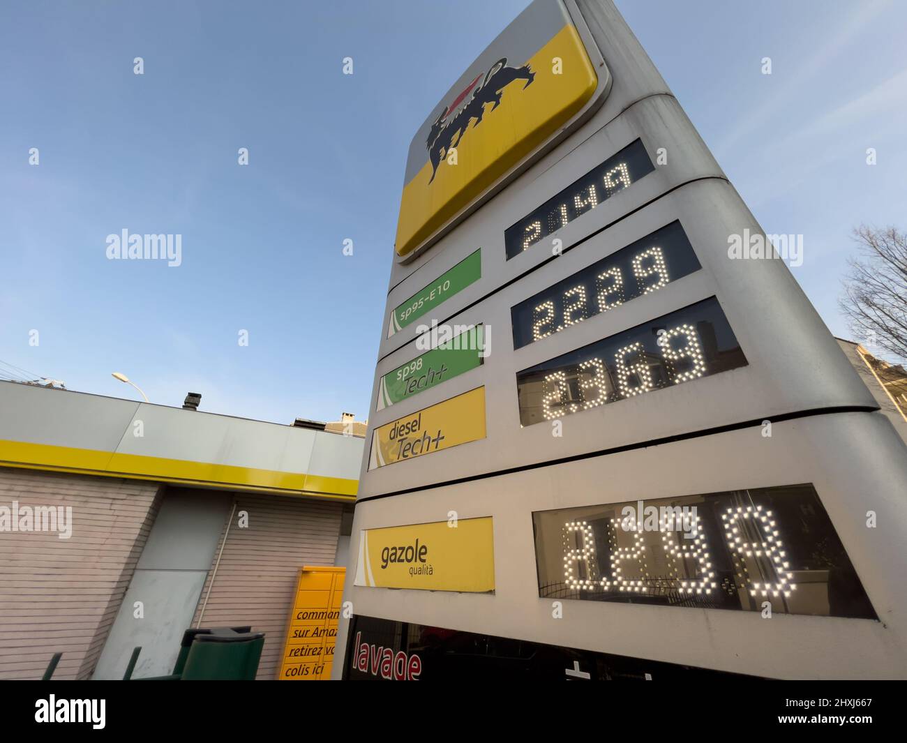 Straßburg, Frankreich - Mär 11 2022: Großansicht der italienischen Eni ...