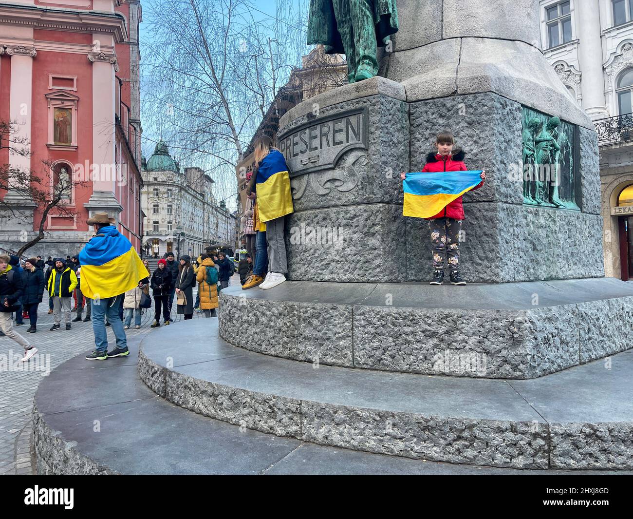 Protest gegen den Krieg in der Ukraine. Ein Mädchen im Teenageralter ... Protest gegen den Krieg in der Ukraine. Ein Mädchen im Teenageralter ...