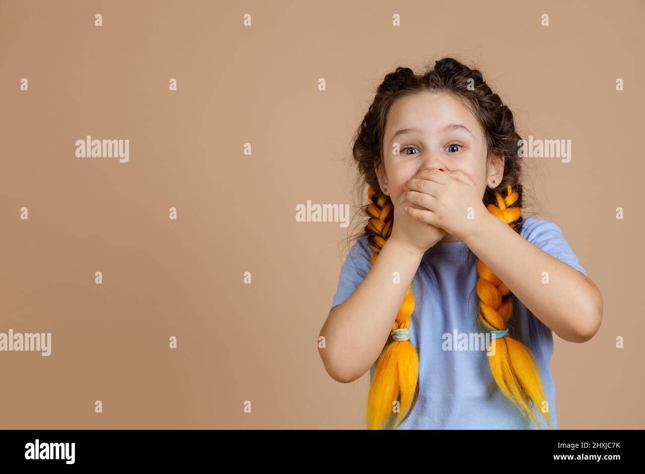 Mund zugehalten bekommen -Fotos und -Bildmaterial in hoher Auflösung ...