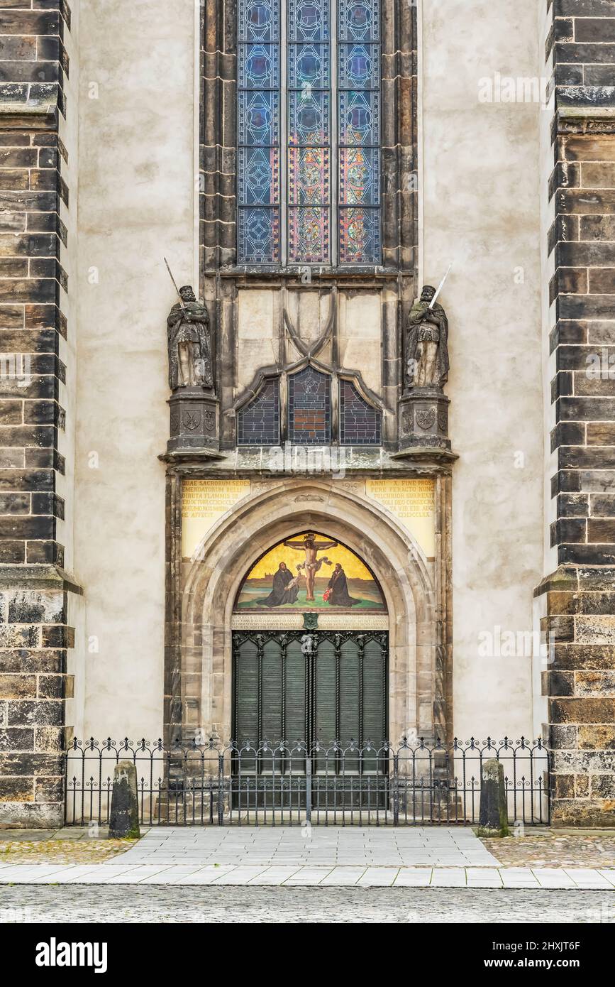 Am Eingangstor der Schlosskirche befinden sich die 95 Reformation ...