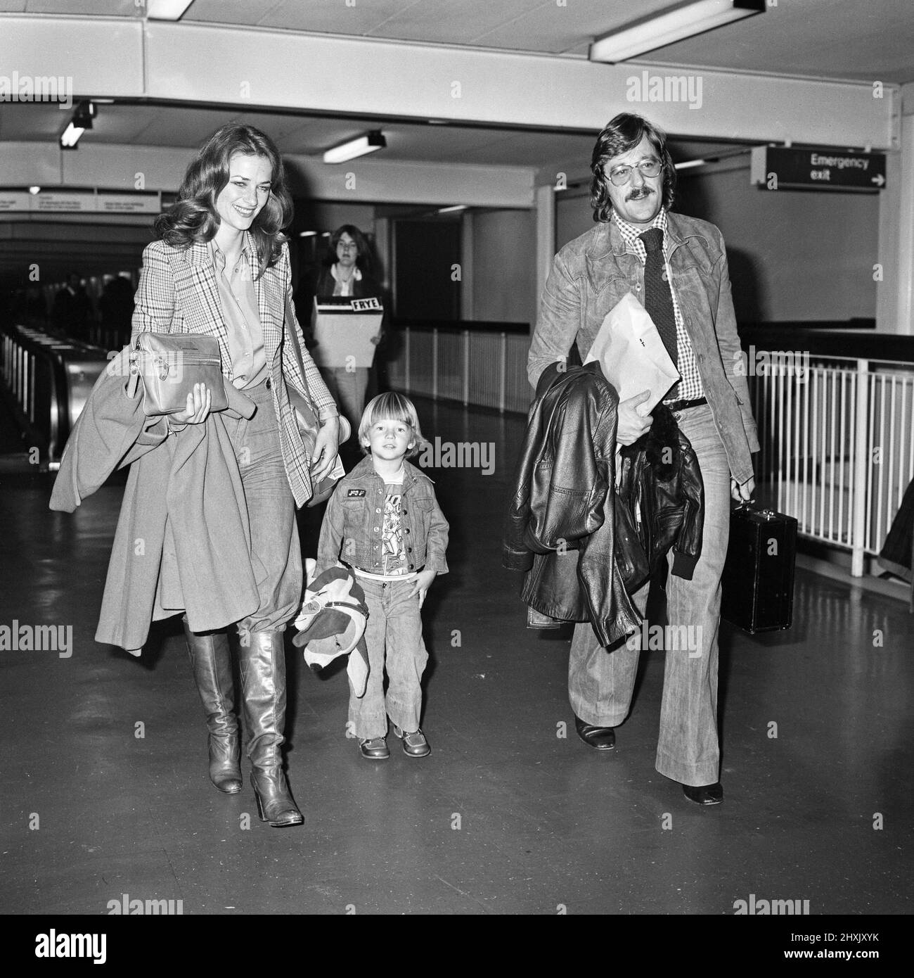 Charlotte Rampling am Flughafen Heathrow mit ihrem Sohn Barnaby und ...