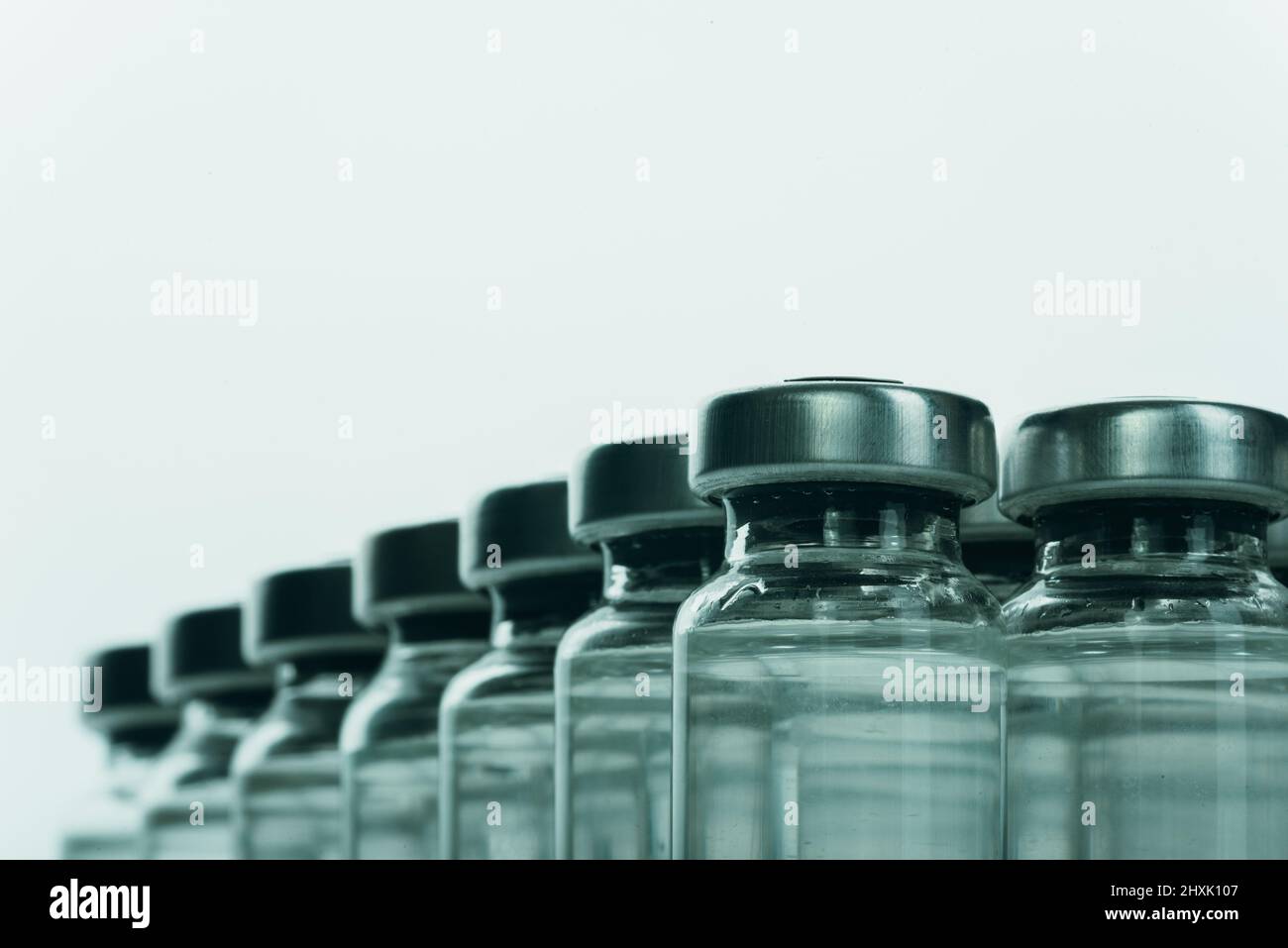 Medizinische Ampullen aus Glas zur Injektion. Medizin ist flüssiges ...