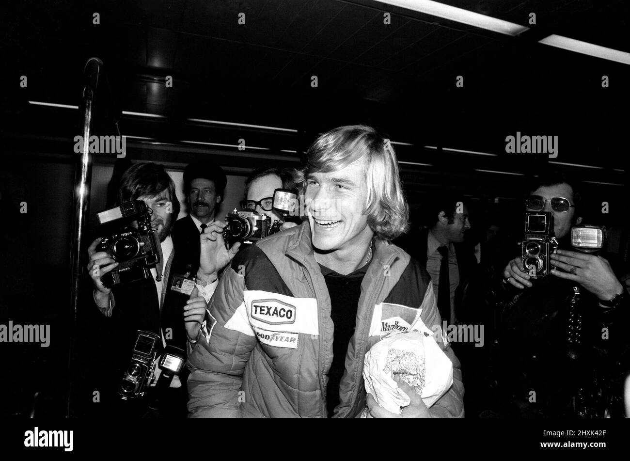James Hunt, der neue Weltmeister im Motorsport, wurde von einem Helden ...