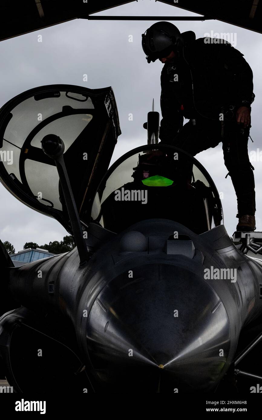 Ein französischer Kampfpilot steigt auf dem Luftwaffenstützpunkt Mont ...