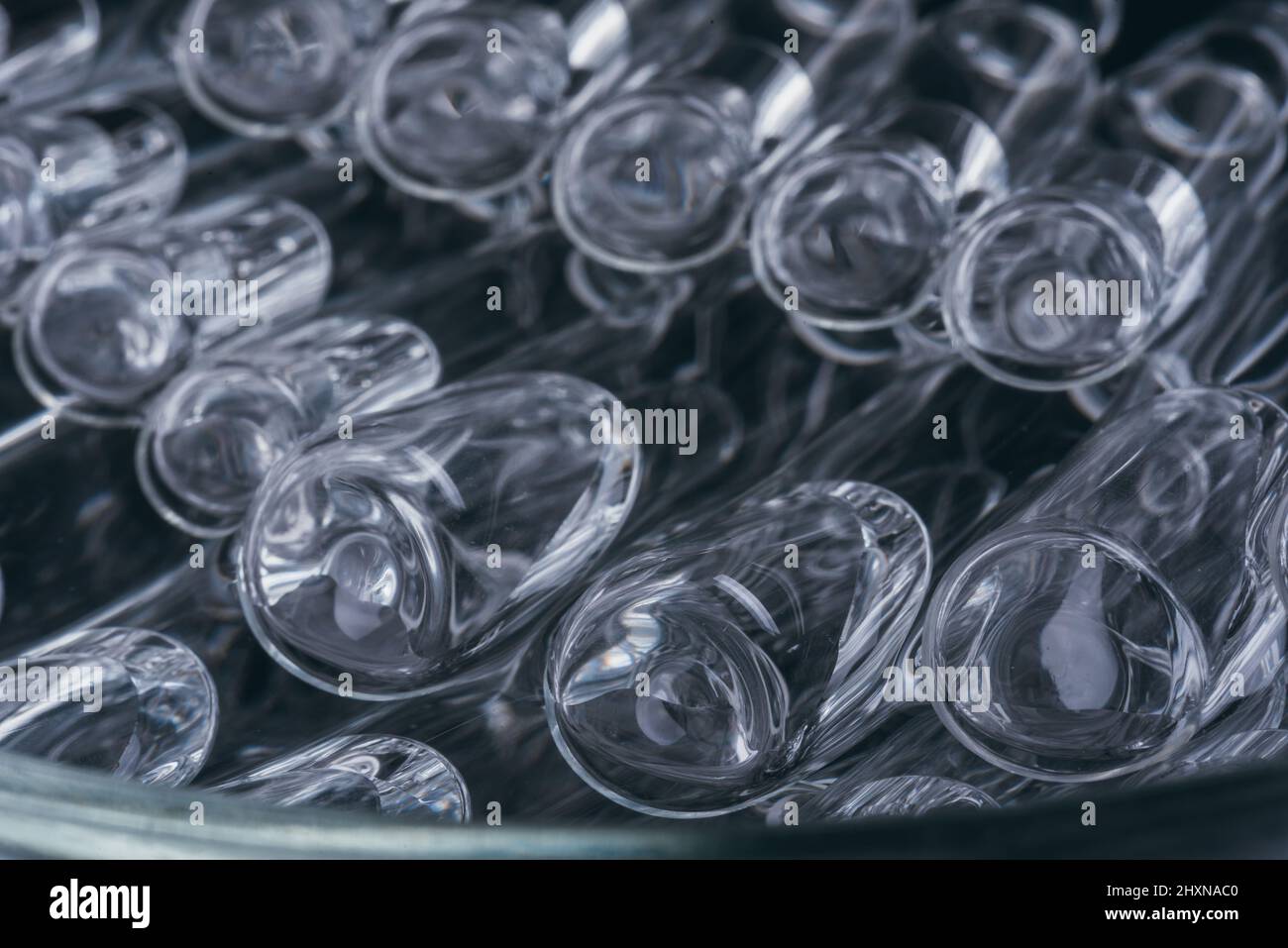 Medizinische Ampullen aus Glas zur Injektion. Medizin ist flüssiges ...