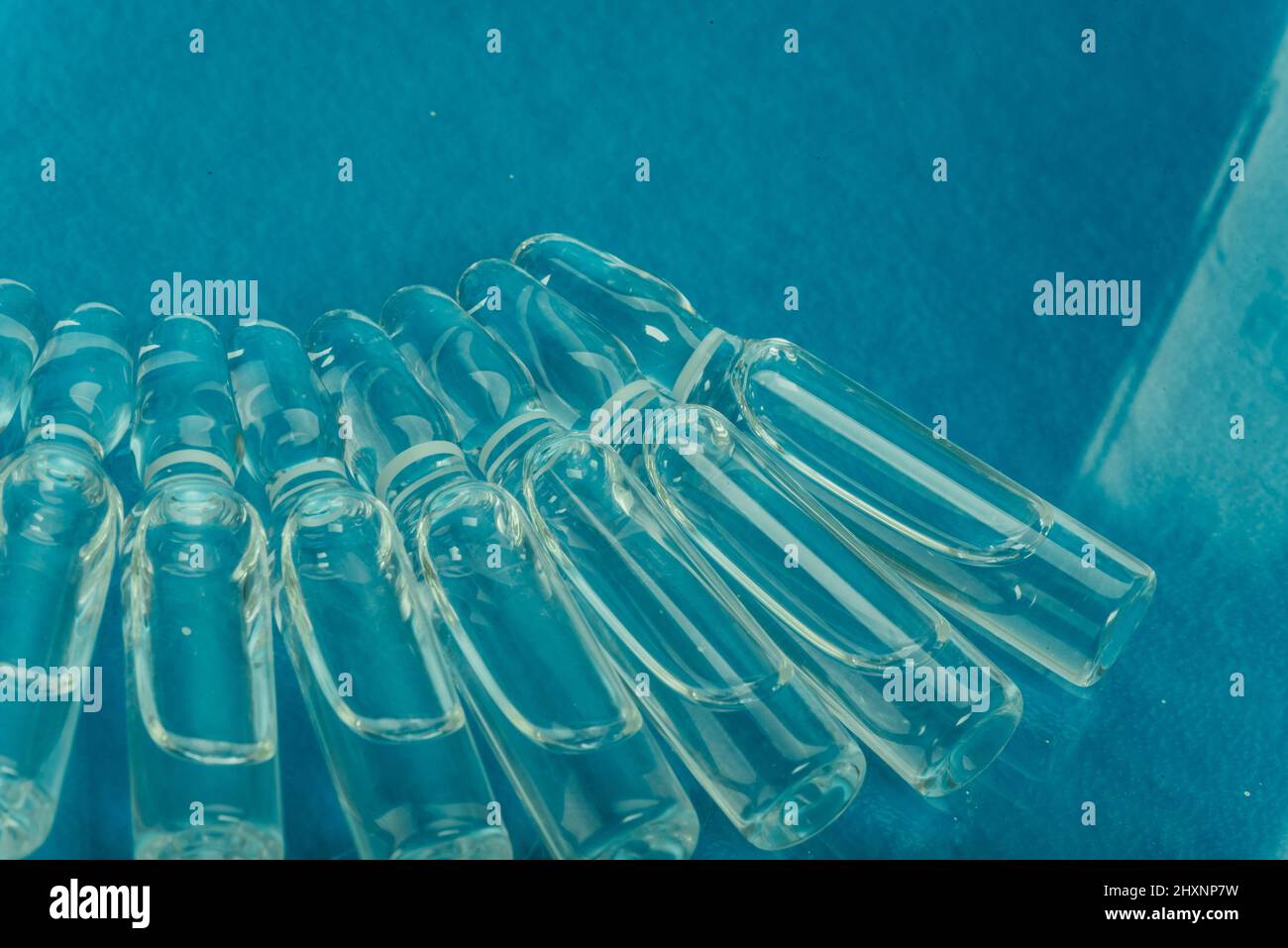 Medizinische Ampullen aus Glas zur Injektion. Medizin ist flüssiges ...