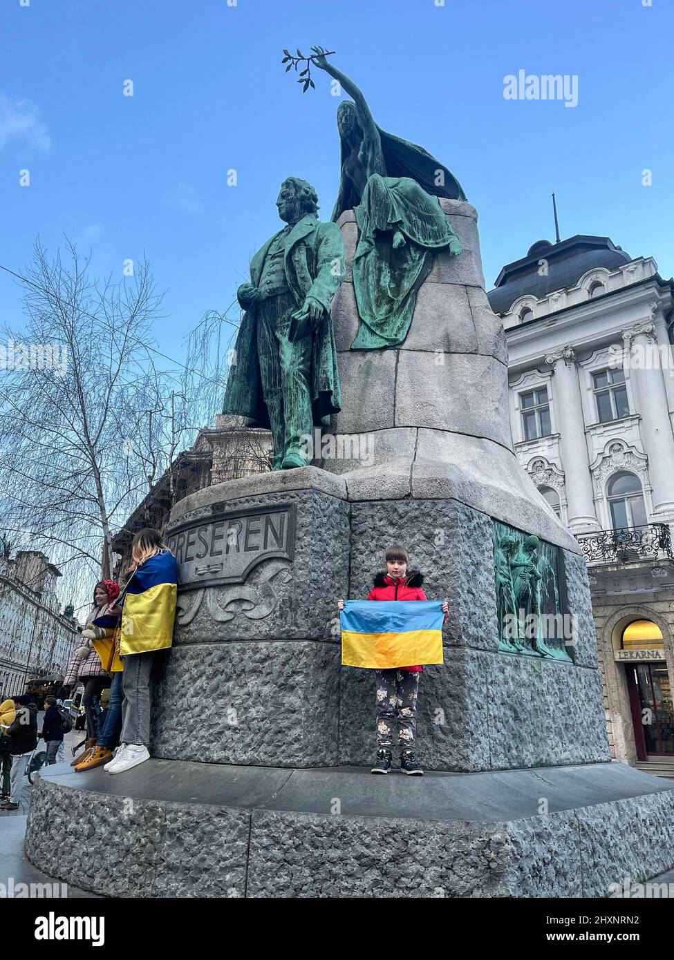 Protest gegen den Krieg in der Ukraine. Ein Mädchen im Teenageralter ... Protest gegen den Krieg in der Ukraine. Ein Mädchen im Teenageralter ...