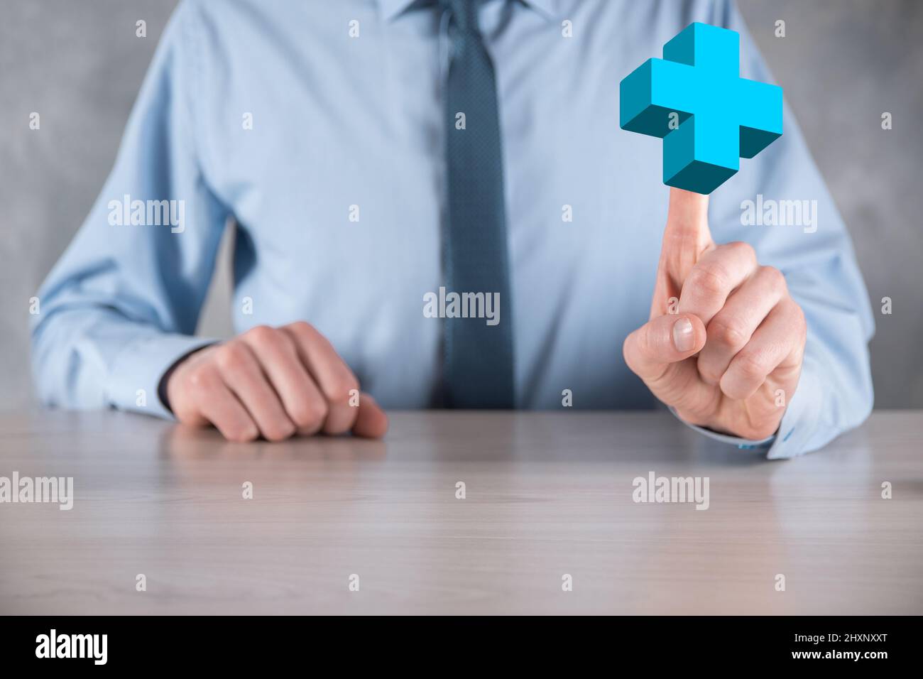 Geschäftsmann halten 3D plus Symbol, Mann halten in der Hand bieten ...