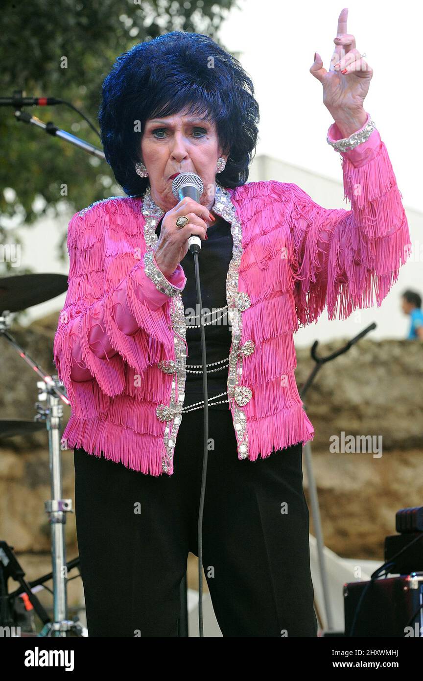 Wanda jackson tritt auf -Fotos und -Bildmaterial in hoher Auflösung – Alamy
