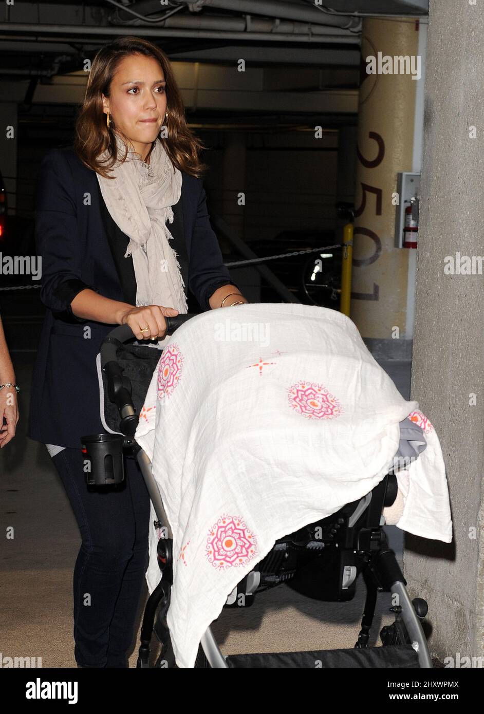 Jessica Alba geht mit ihrer Mutter und ihrer neuen Tochter Haven zum ...