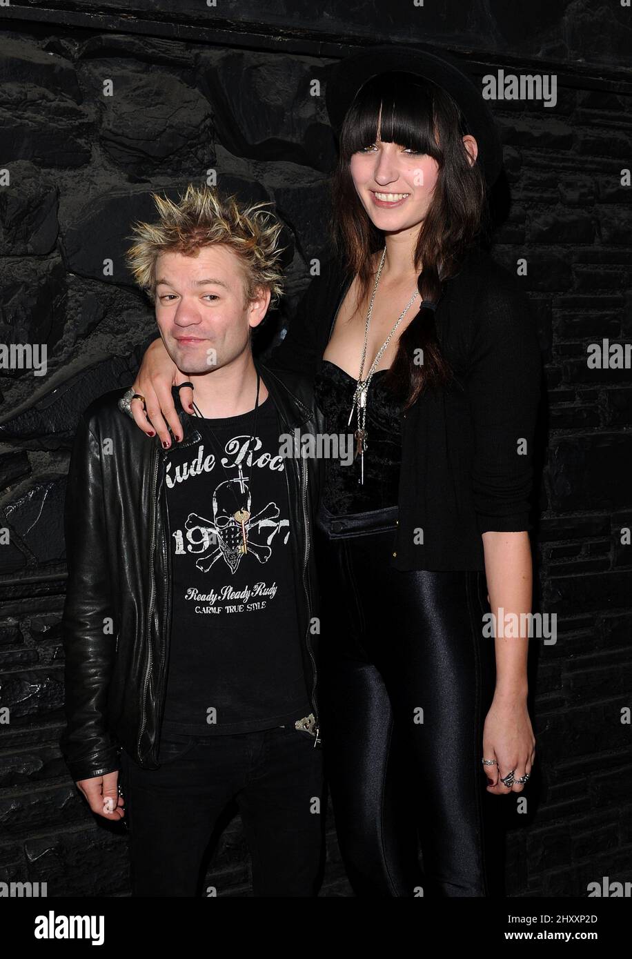 Avril lavigne and deryck whibley -Fotos und -Bildmaterial in hoher ...