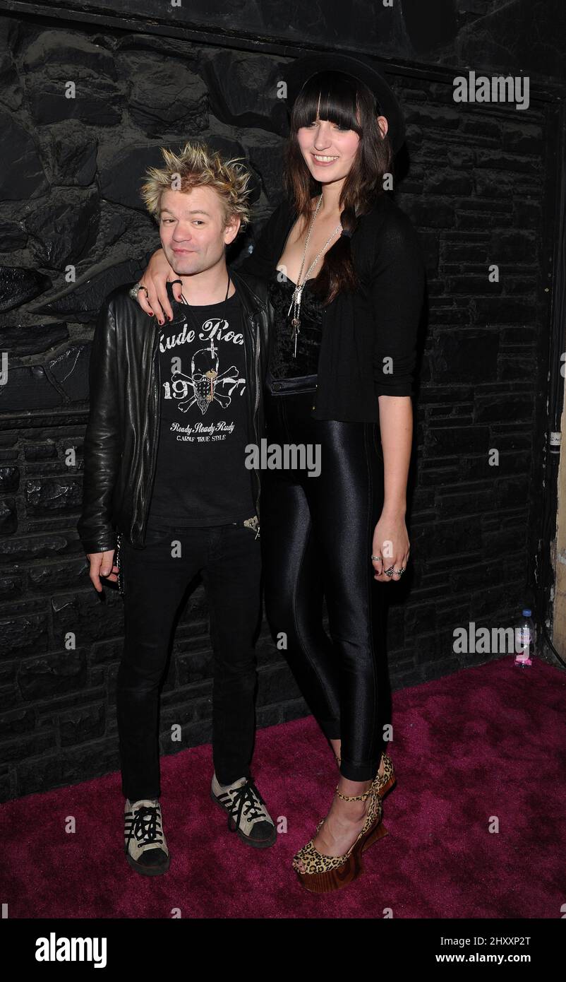 Deryck Whibley und seine Freundin nahmen an der „Abbey Dawn by Avril ...