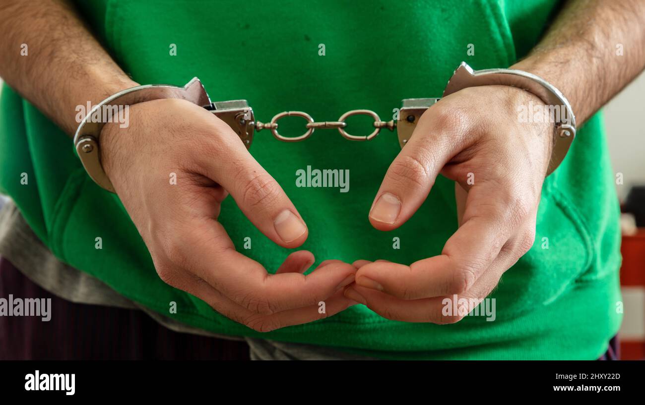 Handcuffed criminal -Fotos und -Bildmaterial in hoher Auflösung – Alamy