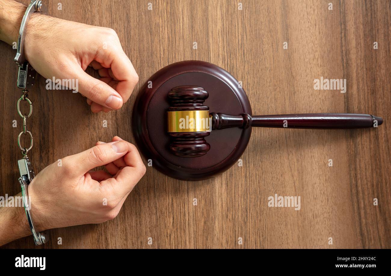 Handcuffed court -Fotos und -Bildmaterial in hoher Auflösung – Alamy