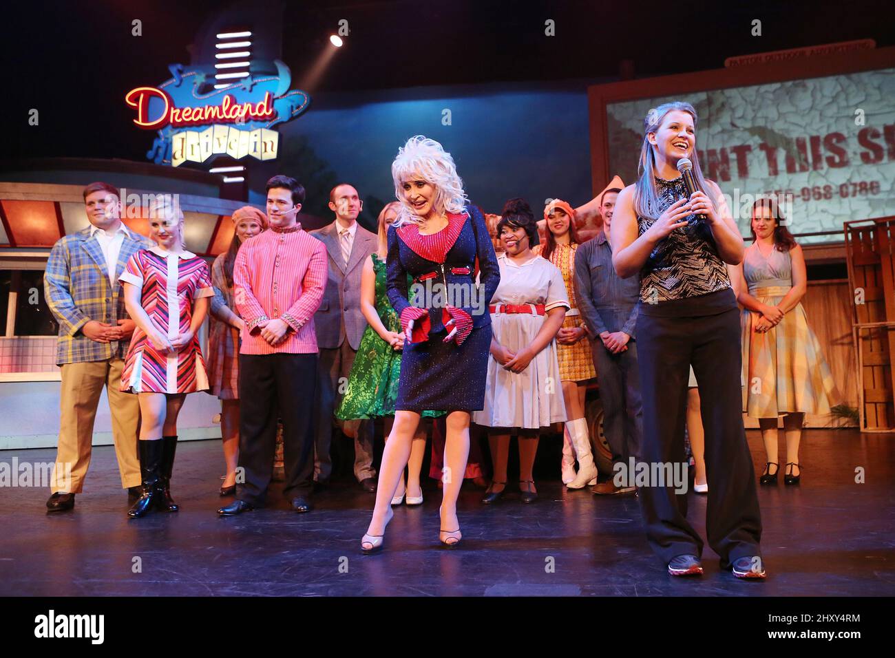 Jessica lynch dolly parton tritt auf -Fotos und -Bildmaterial in hoher ...