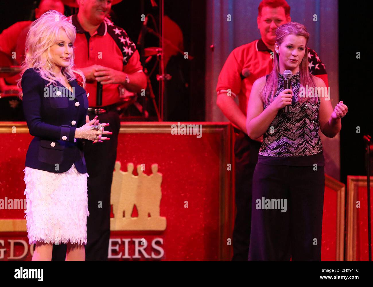 Jessica lynch dolly parton tritt auf -Fotos und -Bildmaterial in hoher ...