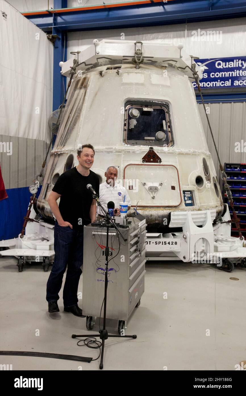 NASA-Administrator CHARLES BOLDEN, rechts, hört zu, wie SpaceX-CEO und ...