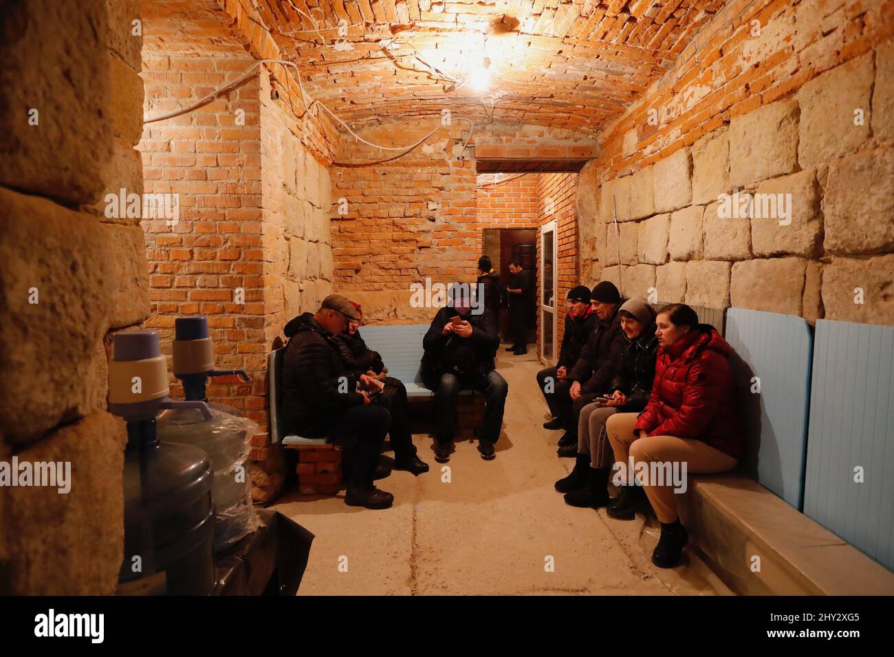 Lviv, Ukraine. 14. März 2022. Die Menschen bleiben in einem Bunker ...