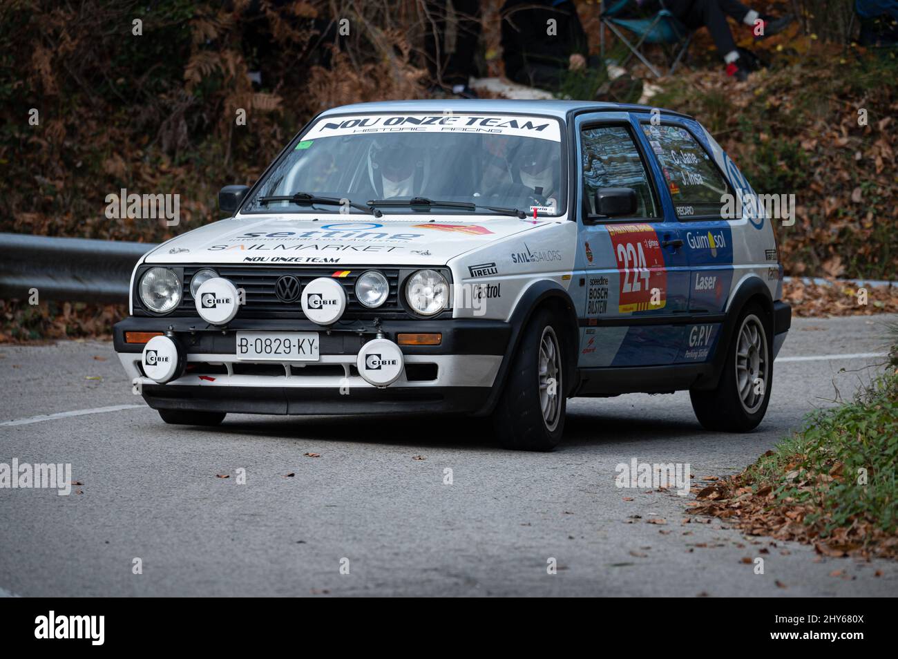 Jahrgang 69. Ausgabe der Costa Brava Rallye Volkswagen Golf GTI MKII auf einer Rennstraße ...