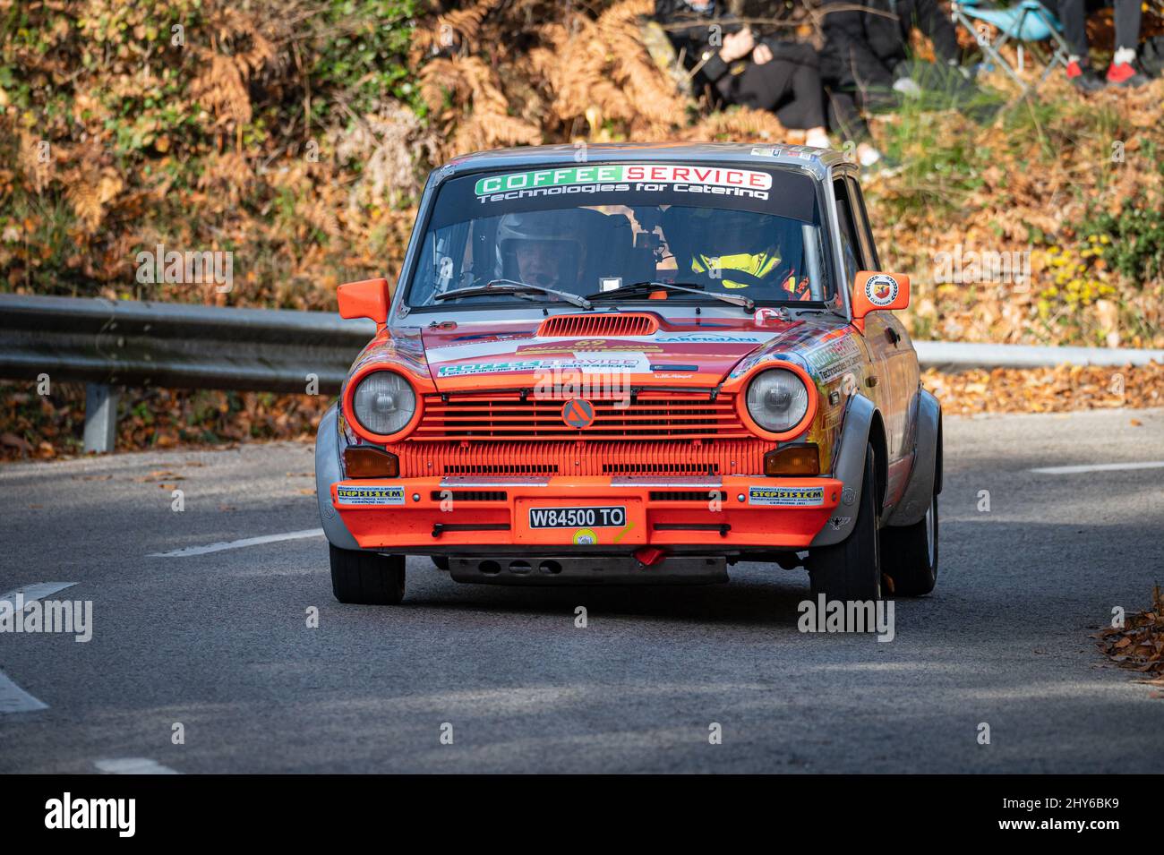 Jahrgang 69. Ausgabe der Costa Brava Rallye Autobianchi A112 Abarth auf einer Rennstraße ...