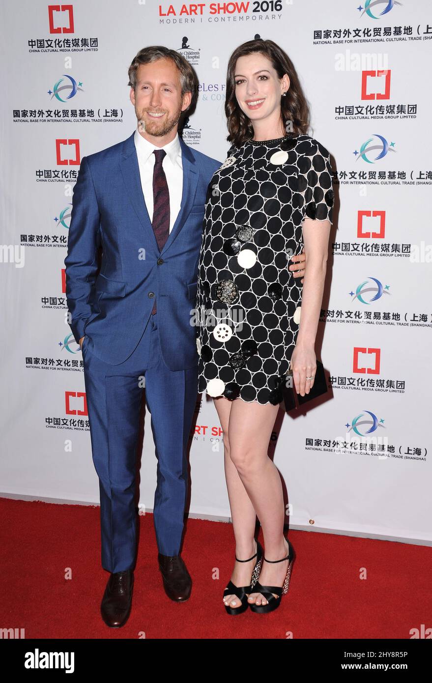 Adam shulman and anne hathaway -Fotos und -Bildmaterial in hoher ...