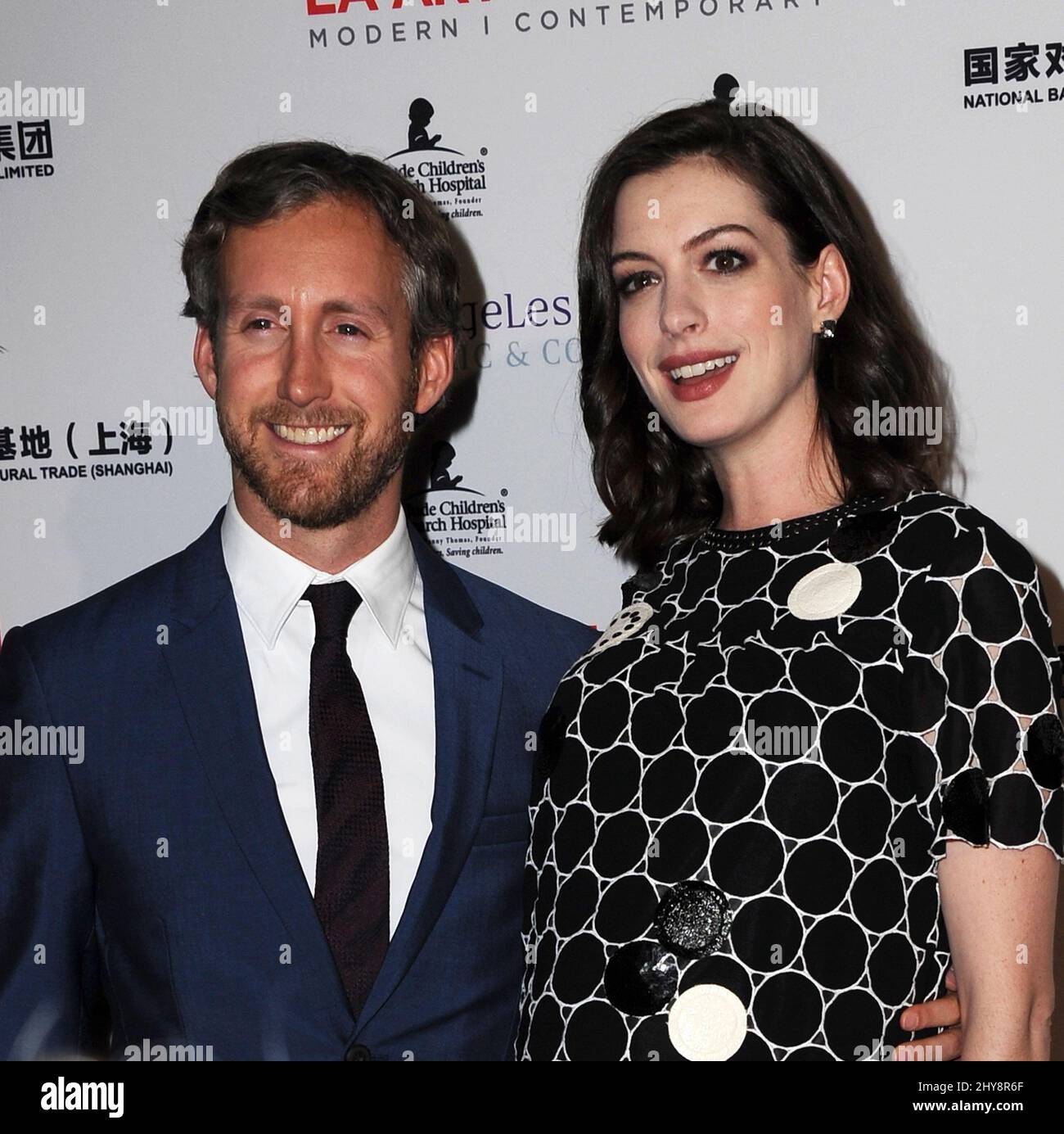 Adam shulman and anne hathaway -Fotos und -Bildmaterial in hoher ...