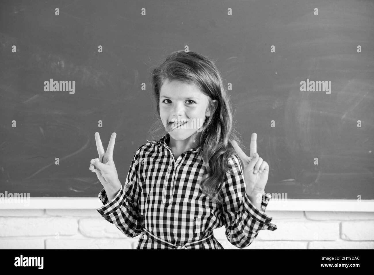 Porträt von lustigen Schüler Mädchen der Grundschule Studie. Lustige ...